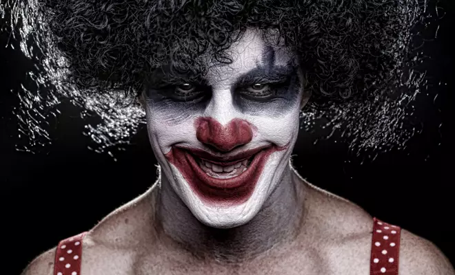 Halloween-de Joker makiýaupyny almak üçin zerur materiallar