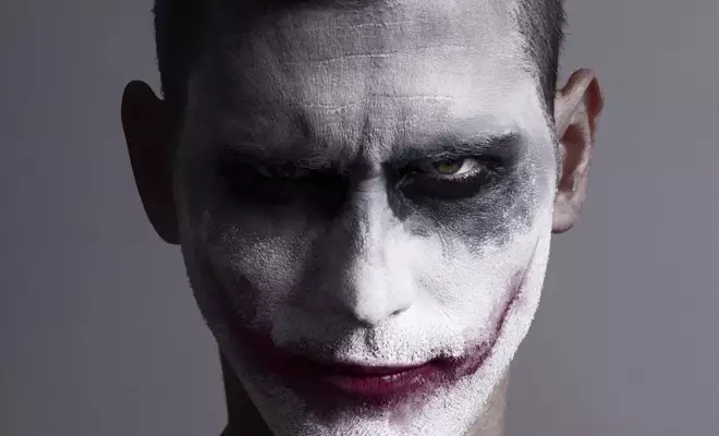 Her tiştê ku hûn hewce ne bikin ku hûn ji bo Halloween-ê makeupek Joker bi dest bixin
