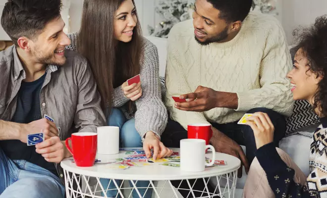 برای گذراندن یک شب عالی سال نو در خانه می توانید ورق بازی کنید