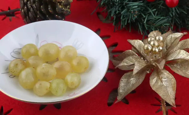 دلایل خوردن 12 انگور در شب سال نو