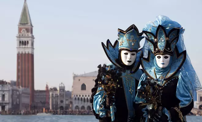 Feneesje Karnaval: maskers en perioade kostúms yn 'e stêd fan kanalen