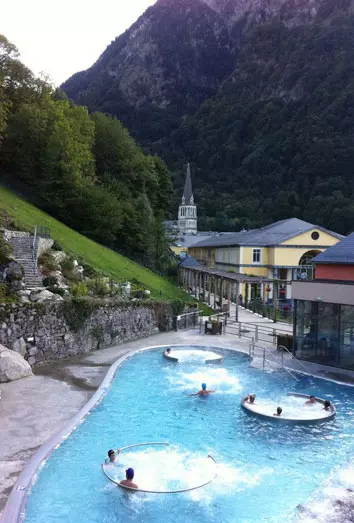Termal su cenneti Midi-Pyrenees'te turizm ve dinlenme. Le Baths du Rocher, Cauterest'te