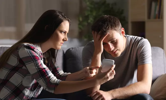 Cara untuk memberi tahu pasangan Anda bahwa Anda telah menemukan perselingkuhan mereka