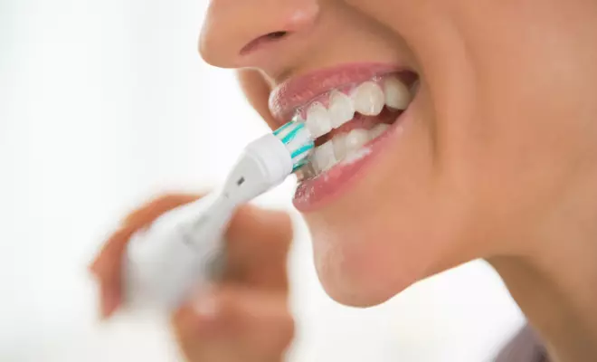 O mellor cepillo para cepillarse os dentes con aparatos ortopédicos