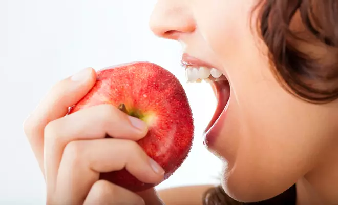 سیب به سفید شدن دندان ها کمک می کند