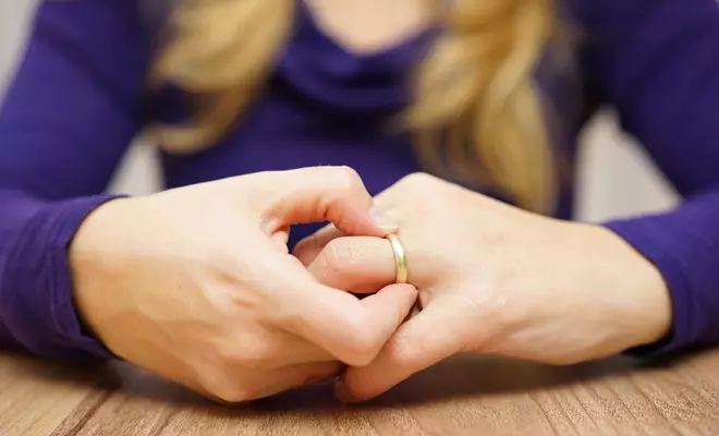 Tricks, um einen am Finger steckenden Ring zu entfernen
