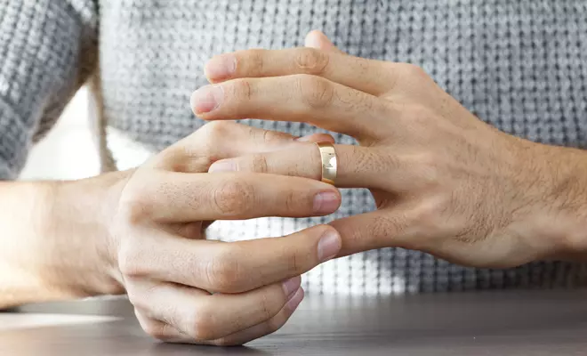 လက်ချောင်းပေါ်တွင် ကပ်နေသော လက်စွပ်ကို ဖယ်ရှားရန် နည်းလမ်းများ
