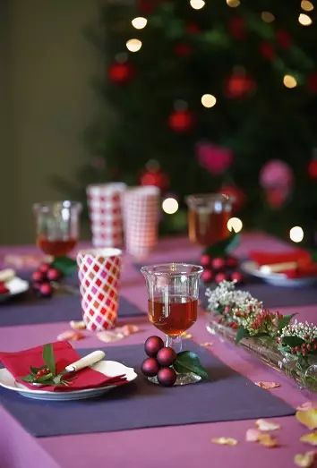 クリスマスにテーブルを飾る