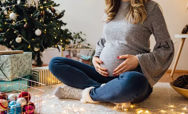 Fermosas frases de Nadal e Aninovo para un bebé que está a piques de nacer da súa nai
