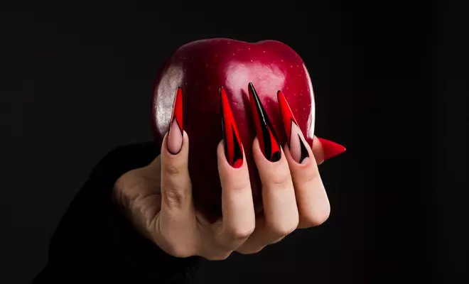 Jumalik punane ja must küünte disain Halloweeniks