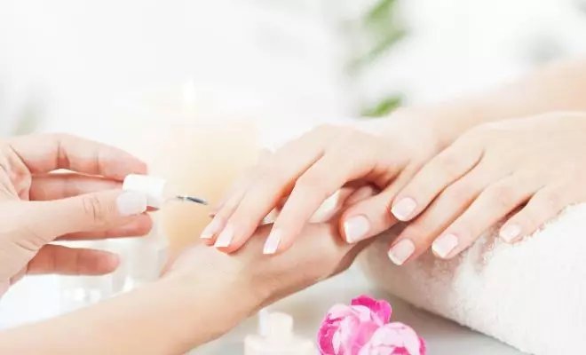 Step by step to do the French manicure