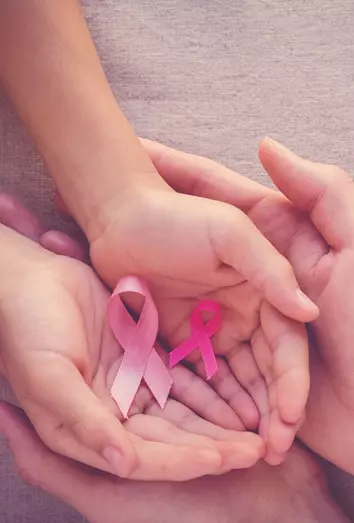 સ્તન કેન્સર ધરાવતી સ્ત્રીઓ સાથે તમારે કેવી રીતે વાત કરવી જોઈએ?
