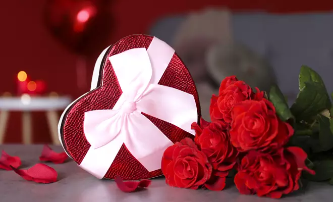 Susunan kembang kanthi kothak coklat lan mawar kanggo dina Valentine