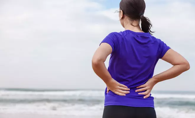 Зошто се јавуваат болки во средината на грбот?