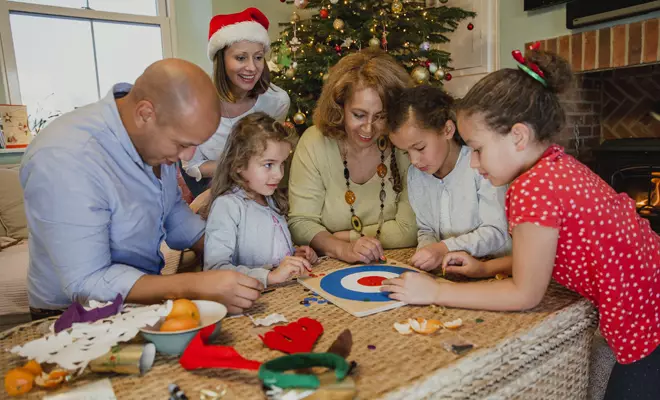 Kế hoạch Giáng sinh cho gia đình: chơi trò chơi trên bàn