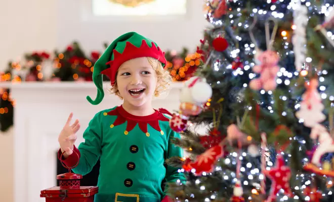 क्रिसमस पर अपने परिवार के साथ एक पोशाक प्रतियोगिता करें
