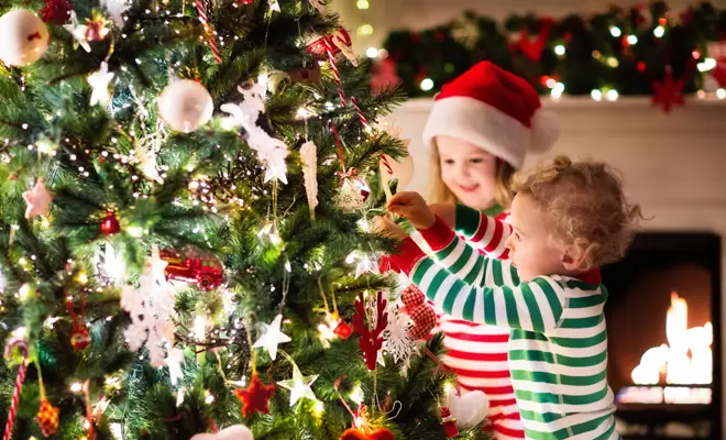 Pynt treet med familien i julen