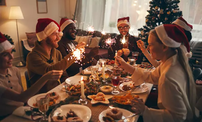 Ingat saat-saat bersama dengan teman-teman Anda sebagai rencana Natal buatan sendiri