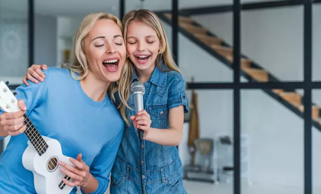 Planifikoni një karaoke për Krishtlindje me familjen tuaj në shtëpi