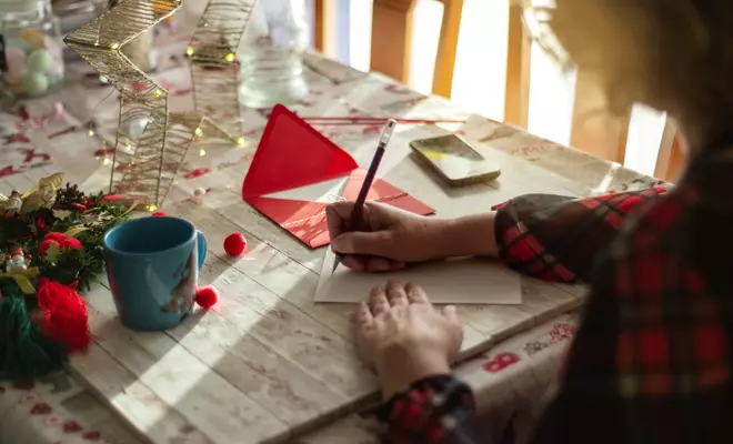 Siapkan kartu pos Natal bersama keluarga di rumah