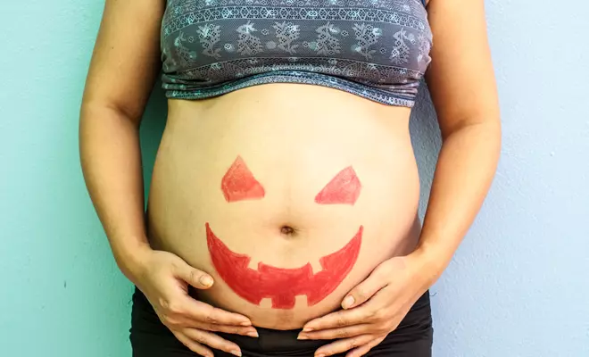 Petua untuk memilih pakaian hamil untuk Halloween