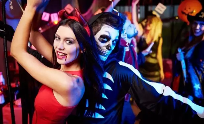 Tricks biex flirt fuq Halloween u ssib l-imħabba