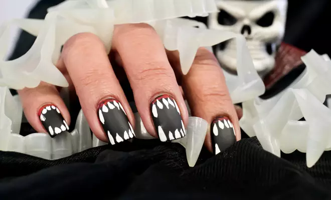 Mga hakbang sa paggawa ng dracula nails sa Halloween