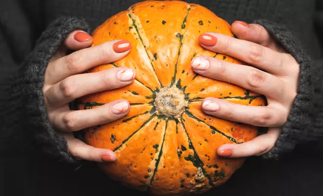 Hvordan skal du lave en græskarmanicure til Halloween?