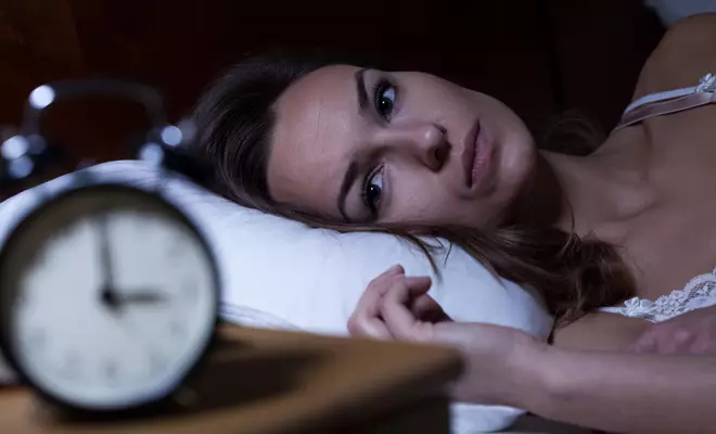 Mungkasi insomnia sing disebabake dening kurang ajining dhiri