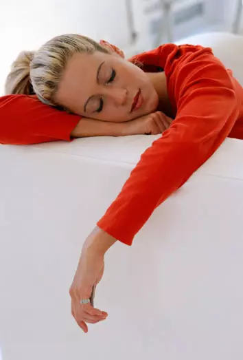 Bau terhadap insomnia: aroma yang membantu anda tidur lena