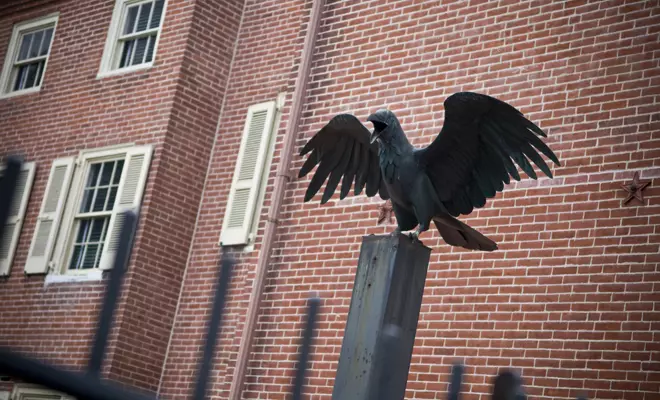 Ewi ti a mọ daradara 'The Raven' nipasẹ Edgar Allan Poe