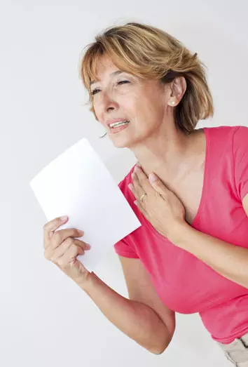 Zein adinetan gertatzen da menopausia?