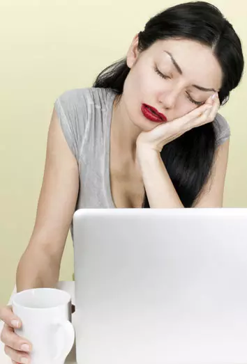 Az álmatlanság következményei a munkahelyen