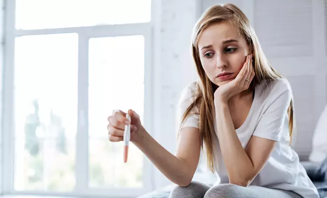 Falsa menstruo: unua simptomo de gravedeco