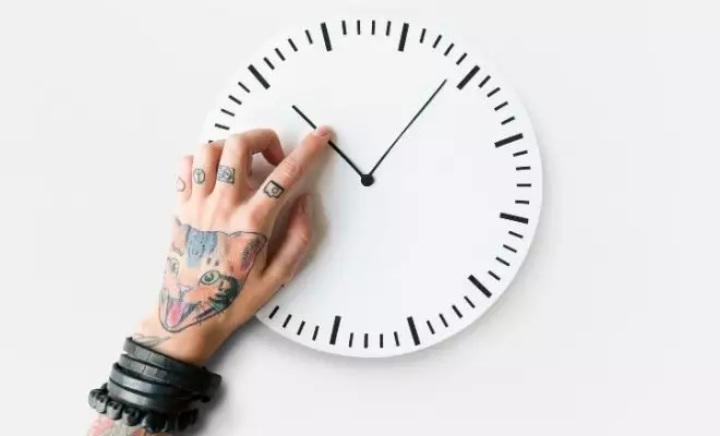 Tidens gång och fler betydelser av tatueringar med klockor