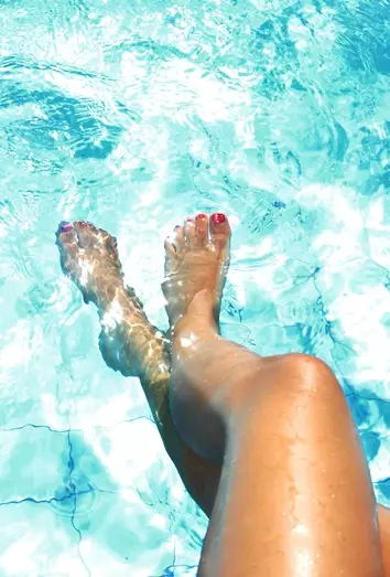 5 trikov, da se nohti v bazenu ne poškodujejo