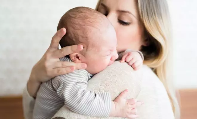Priežastys, kodėl svajojate apie kūdikį ant rankų