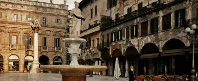 Verona ရှိ အထင်ရှားဆုံး ရင်ပြင်များထဲမှ တစ်ခုဖြစ်သော Erbe Square