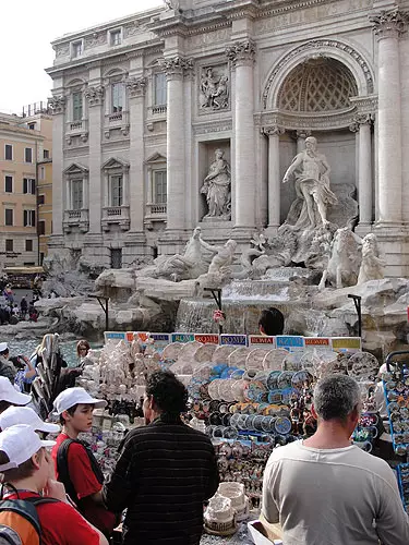 Guide to throwing the coin in the Trevi Fountain