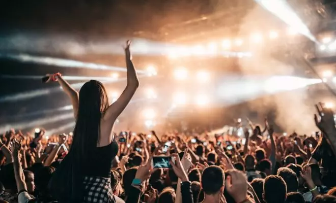 Ονειρεύεστε ότι βρίσκεστε σε μια συναυλία: έννοια των ονείρων σας με μουσική