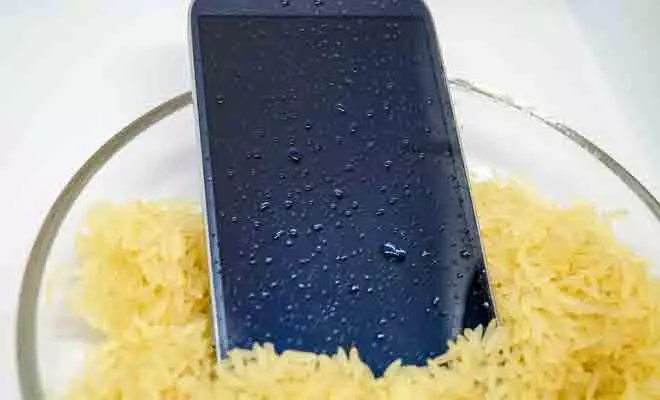 Phải làm gì nếu bạn đánh rơi điện thoại di động của mình trong nhà vệ sinh (hoặc nơi khác có nước)