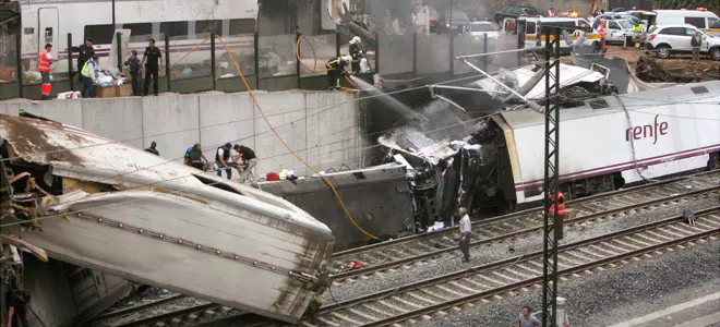 Renfes i duhen 3 orë për të komunikuar në Twitter daljen nga shinat e trenit të Santiagos