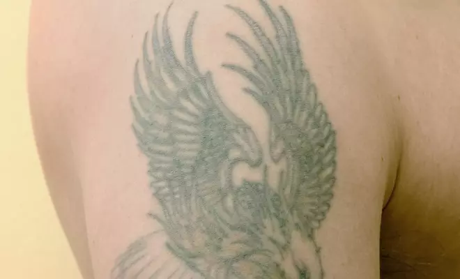 老鹰翅膀纹身：它的解释和意义