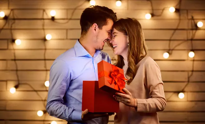 Dita e parë e Shën Valentinit së bashku: t'i dhuroni apo jo partnerit tuaj të ri?