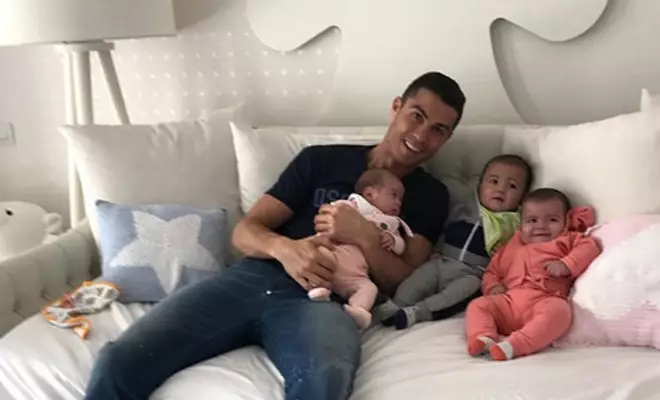 Cristiano Ronaldo, igazi apa három babájával