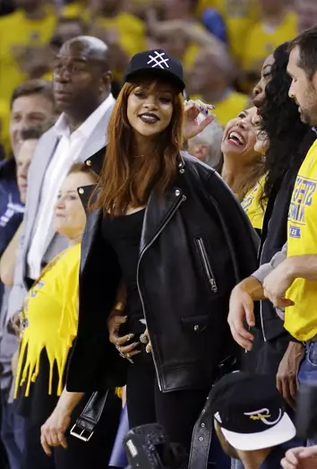 Finale lige NBA: Rihanna z Iguodalo in Kyriejem Irvingom