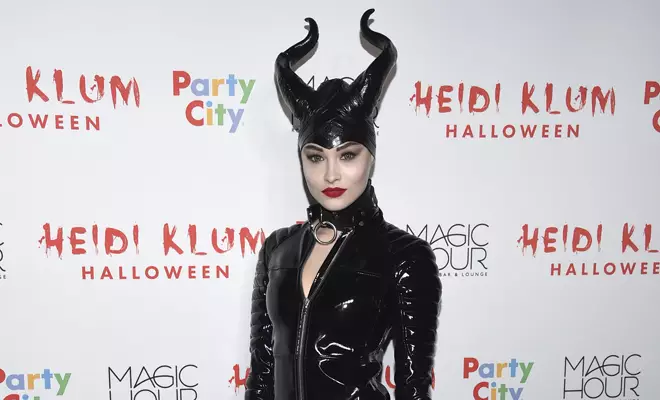Konke okudingayo ukuze udale i-Maleficent's make-up ye-Halloween