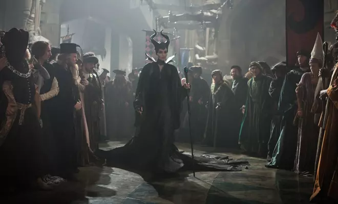 Maleficent: isinyathelo ngesinyathelo makeup for Halloween