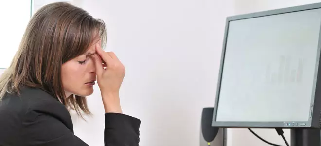 Bolesti hlavy s rozmazaným videním: príčiny a spôsoby liečby