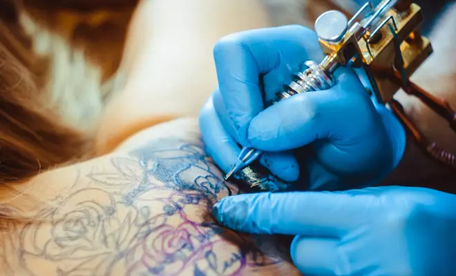 Можете ли се тетовирати ако морате на операцију?